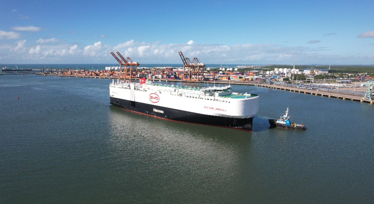 Navio da BYD chega ao Brasil com mais de 5 mil carros elétricos e híbridos